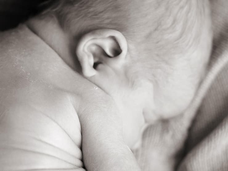 Lanugohaar: Warum sind Babys so behaart?