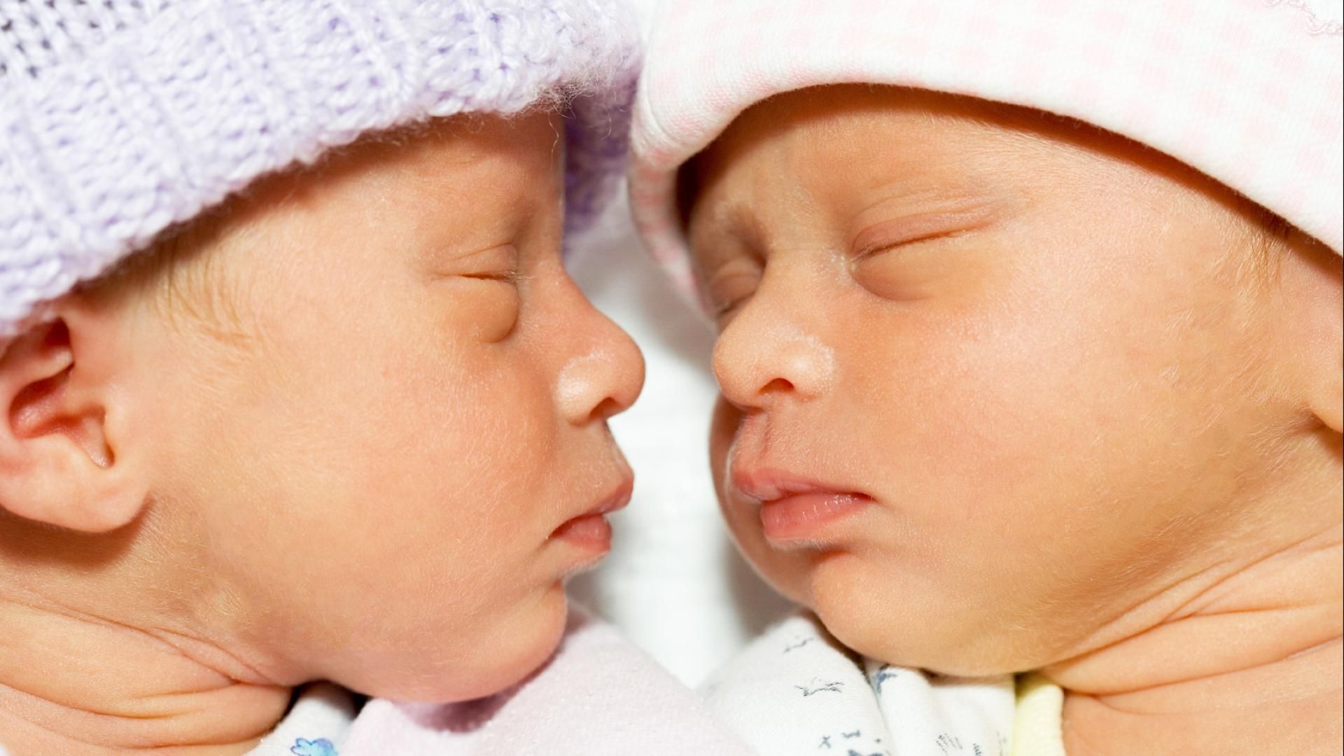 Was eineiige Zwillinge von zweieiigen Zwillingen unterscheidet