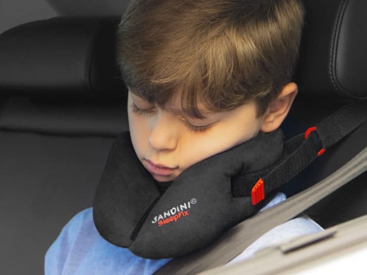 Mit diesen Gadgets schlafen Kids auf Autofahrten entspannt!