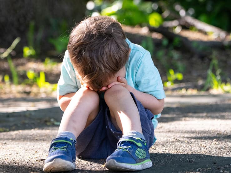Das Kind macht wieder in die Hose: Was Eltern dann tun können