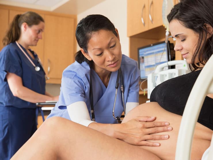 Kristeller-Handgriff: Gewalt unter der Geburt?