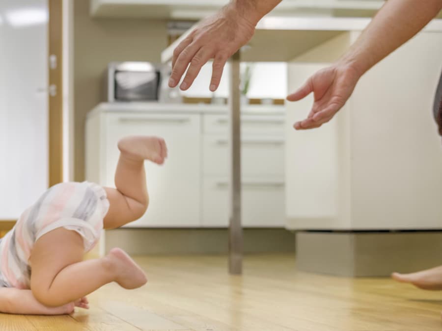 Babys müssen das Fallen lernen!