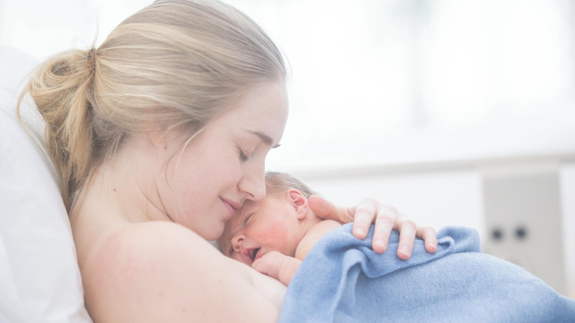 Wochenbett nach Kaiserschnitt: Diese Hebammen-Tipps sind jetzt Gold wert