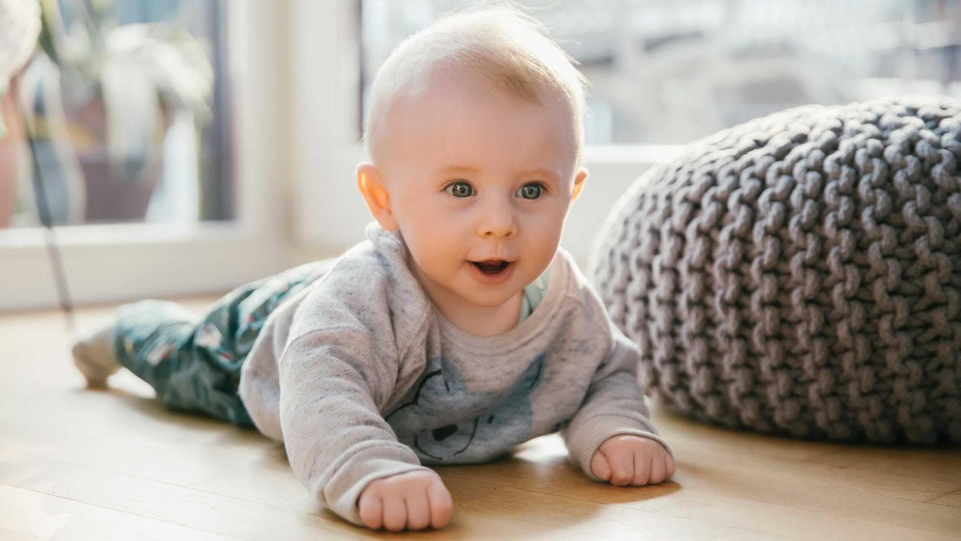 Bauchlage beim Baby: Besser als ihr Ruf!