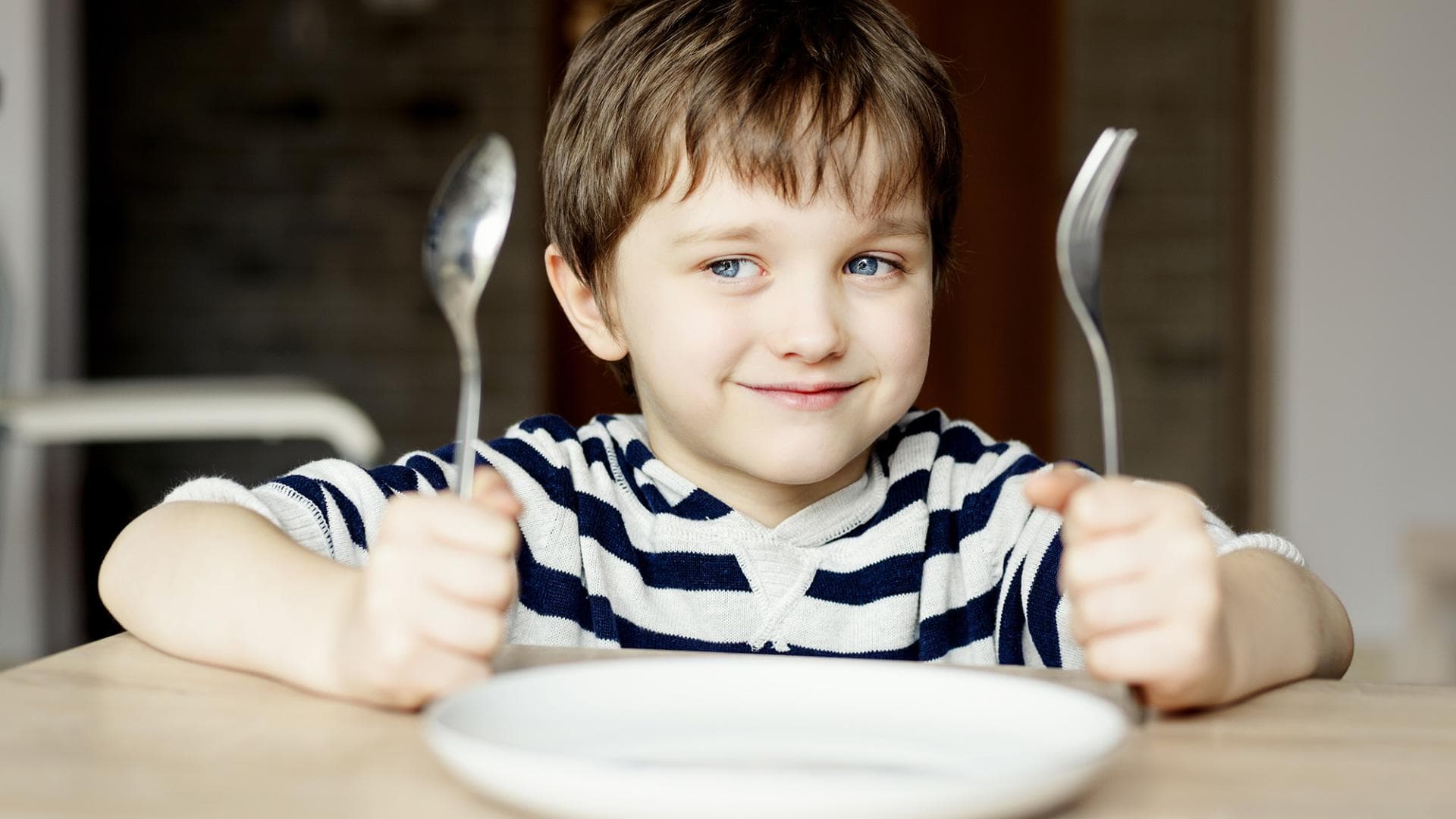 Tischmanieren für Kinder: Sitzen bleiben, bis alle fertig sind?