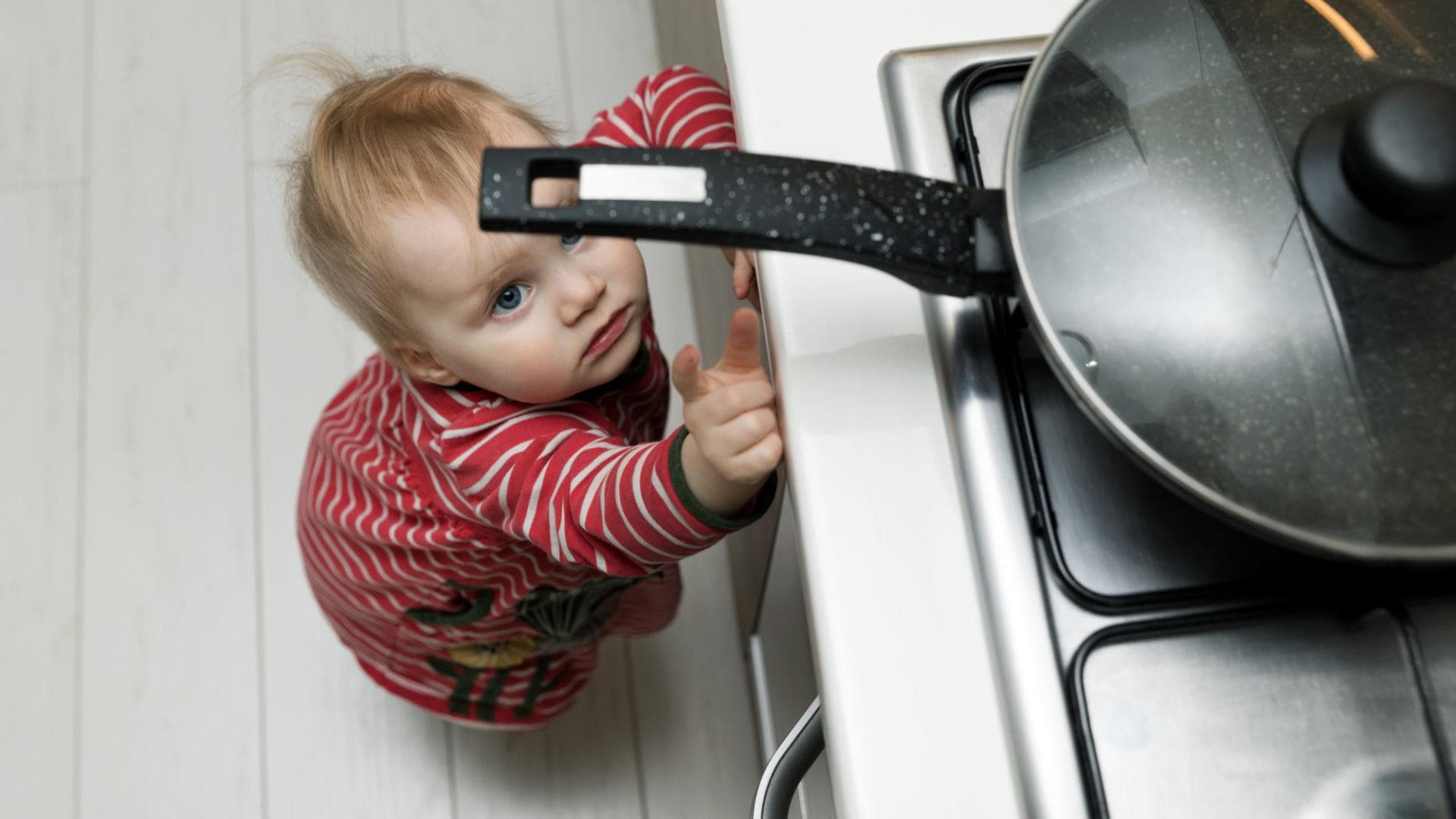 Verbrühungen und Verbrennungen bei Kindern: So reagiert ihr richtig